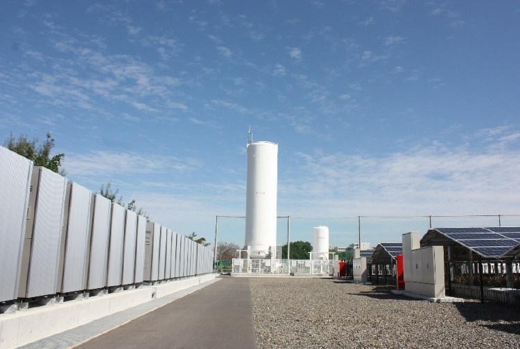 Demonstration facility connecting fuel cells, PV modules and storage batteris "H2 KIBOU FIELD ...